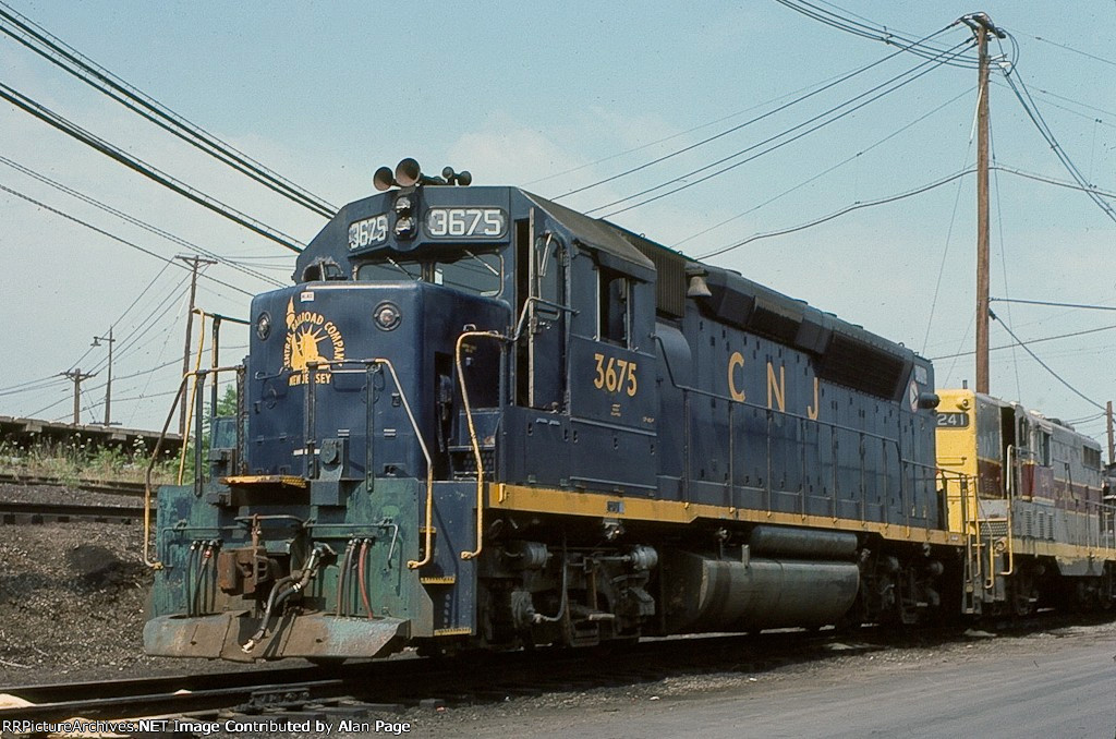 CNJ GP40P 3675 and EL GP7 1241